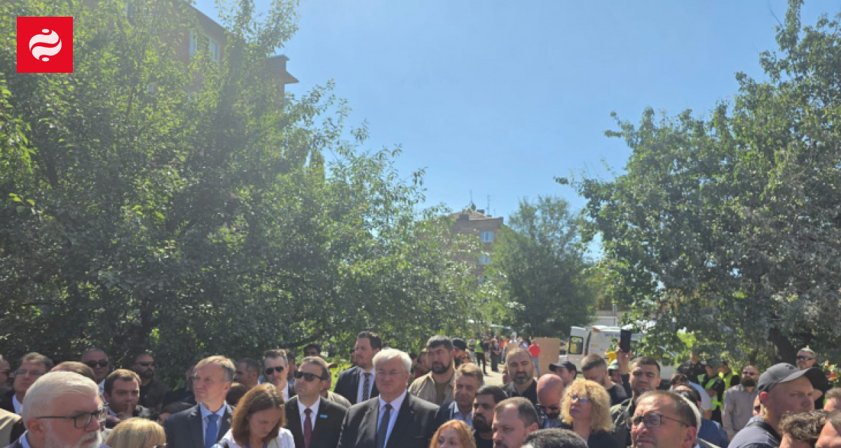 Diplomats visit destroyed house in Darnytsia district – photos ...