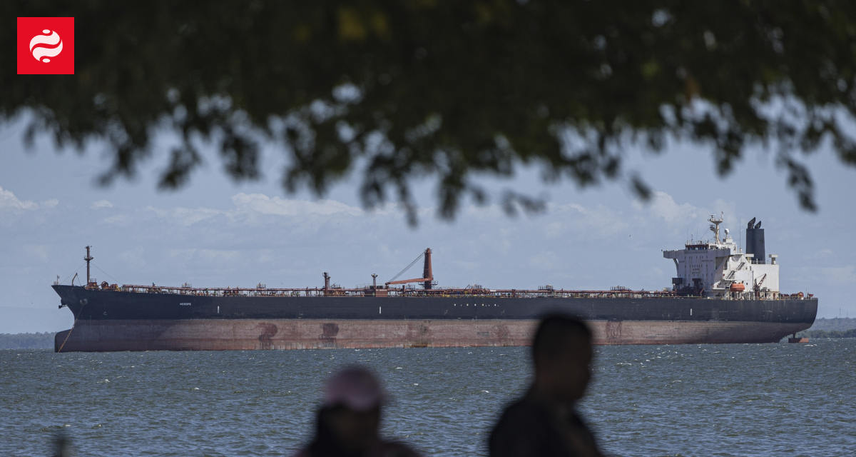 Russian flag depicted on tanker fleeing from US forces | Ukrainian News ...